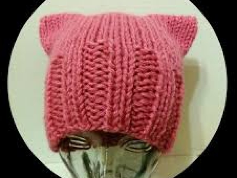 Isabelle Alonso - Bonnets rose et casquette rouge